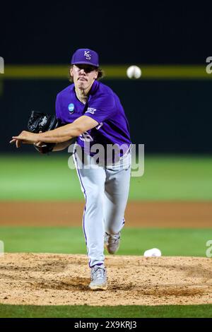 31. Mai 2024: Wildcat Pitcher Cole Wisenbaker #13 beobachtet einen Ball ...
