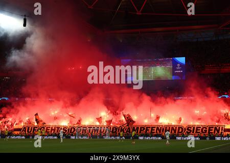 Die Fans von Borussia Dortmund zünden Rauchfackeln an, während sie ein ...