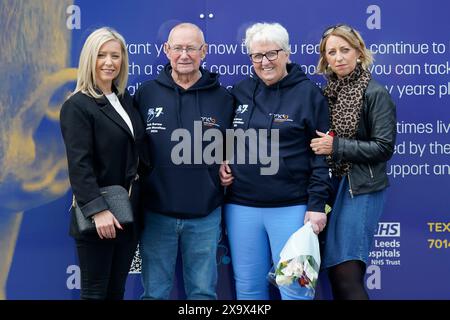 Irene Burrow (links), Rob Burrows Mutter, während einer Spatenstich ...