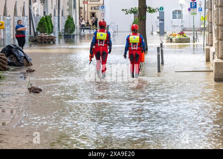 Passau, Deutschland. Juni 2024. Ein Mann paddelt am Ufer des Gasthauses ...