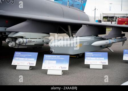 Spear Raketen, Taurus KEPD-350 Luft-Boden-Marschflugkörper und eine AIM ...