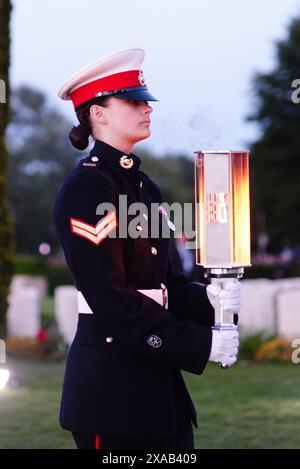 Die Fackel des Gedenkens, getragen von Kadett Corporal Madison Grace ...