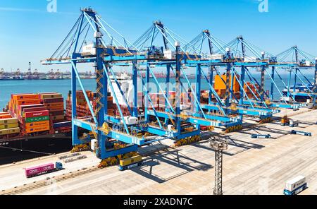QINGDAO, CHINA – 6. JUNI 2024 – Frachtschiffe arbeiten an einem ...