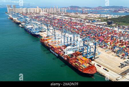 QINGDAO, CHINA – 6. JUNI 2024 – Frachtschiffe arbeiten an einem ...