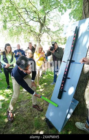 Premierminister Rishi Sunak spielt „Splat the Rat“ auf einem Dorffest ...