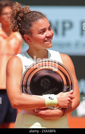 Paris, Frankreich. Juni 2024. IgA Swiatek aus Polen küsst die Trophäe ...
