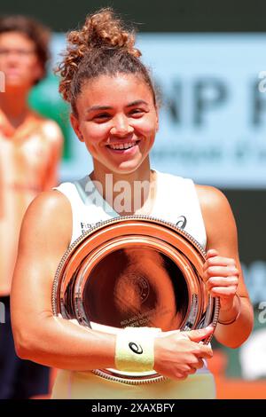 Paris, Frankreich. Juni 2024. IgA Swiatek aus Polen küsst die Trophäe ...