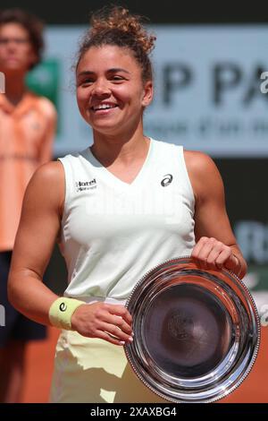 Paris, Frankreich. Juni 2024. IgA Swiatek aus Polen küsst die Trophäe ...