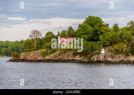 Bootsfahrt von Nybroplan, Stockholm zum Schloss Vaxholmen. Die kleinen ...