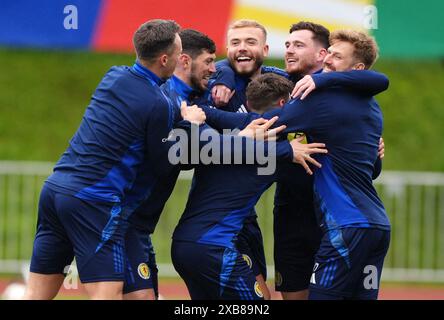 Von links nach rechts, Schottlands Scott McKenna, Lawrence Shankland ...