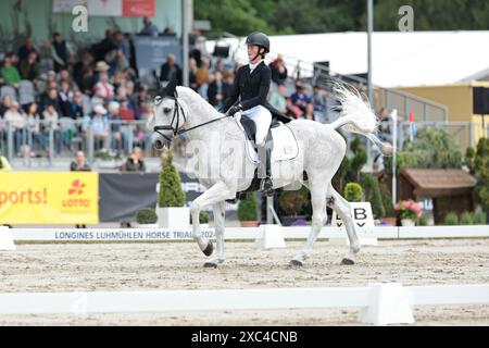 Emily Hamel aus den USA mit Corvett während der CCI5* Dressur bei den ...