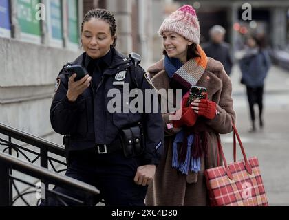 CARRIE PRESTON und CARRA PATTERSON in ELSBETH (2023). Quelle: CBS ...