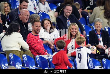 Der Engländer Harry Kane mit seiner Frau Kate Goodland nach dem ...