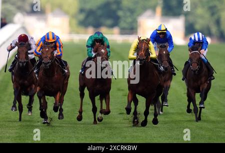 Rosallion wurde von Sean Levey (dritter rechts) auf dem Weg zum Sieg ...