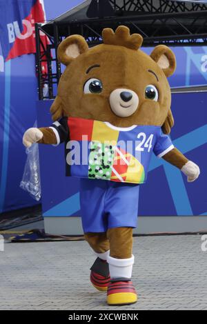 Das Maskottchen der UEFA Euro 2024 Albart während des Gruppenspiels der ...