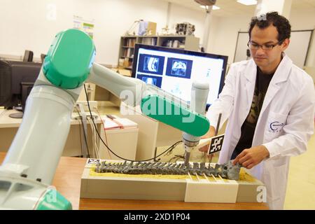 Das Robotersystem zur Unterstützung der Chirurgie ist das ...
