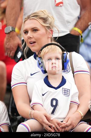 Der Engländer Harry Kane mit seiner Frau Kate Goodland nach dem ...