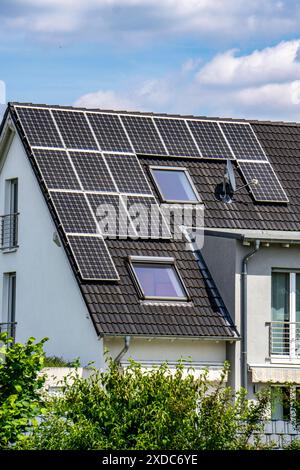 Solardach, Solarpanele auf einem Spitzdach eines Wohnhauses ...
