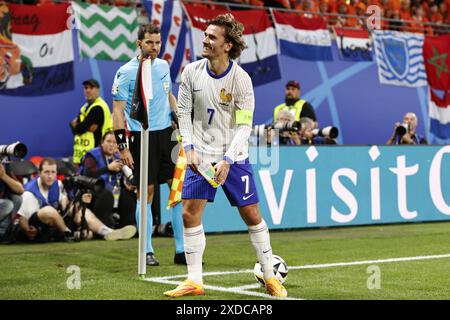 LEIPZIG - Antoine Griezmann aus Frankreich mit einem Becher Bier aus der Tribüne während des ...