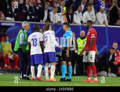 Kylian Mbappe aus Frankreich hat sich beim Fußballspiel der UEFA Euro ...