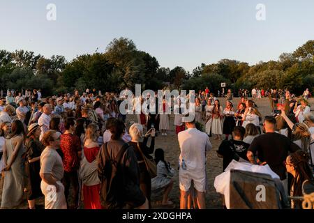 Ein belarussischer Frauenchor und Hunderte von Menschen nehmen an der ...