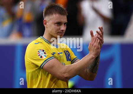 Volodymyr Brazhko aus der Ukraine begrüßt die Fans beim Gruppenspiel ...