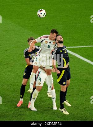 Der ungarische Willi Orban (links) und der schottische Stuart Armstrong ...