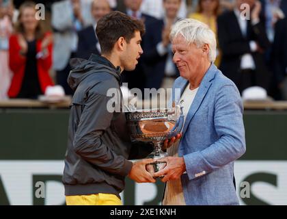 Tennislegende Bjorn Borg überreicht die Trophäe an Carlos Alcaraz bei ...