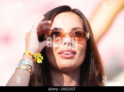 Ellie Alderson, Partnerin der Englands Ollie Watkins, und Megan Davison ...