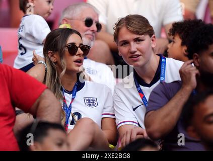 Dani Dyer, Partner des Englands Jarrod Bowen (links), nach dem ...