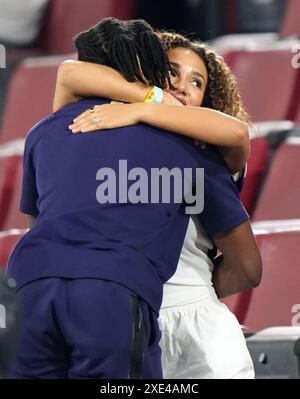 Englands Eberechi Eze mit seiner Frau Izuthe Mulatto nach dem ...
