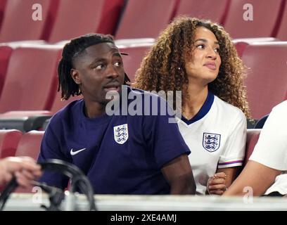 Englands Eberechi Eze mit seiner Frau Izuthe Mulatto nach dem ...