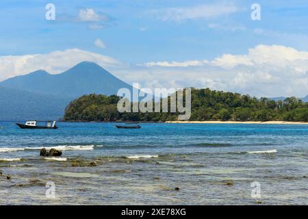 Blick vom Pulisan Beach zum Paal Beach und Landzunge, mit Tangkoko Berg ...