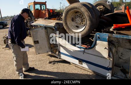 Der NTSB-Highway-Ermittler Michael Fox untersucht einen zerrütteten Lkw ...