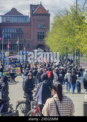 Eine belebte Straßenszene voller Menschenmengen, die sich um einen ...