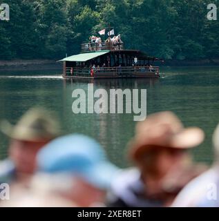 Thale, Deutschland. Juni 2024. Man fährt Tretboote auf dem Wendefurth ...