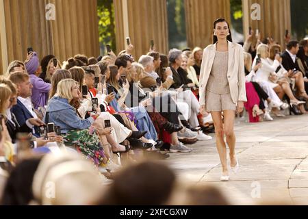 Model Celine Bethmann auf dem Laufsteg bei der Marc Cain Pure Radiance ...