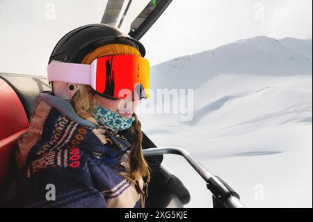 Porträt einer professionell gekleideten Skifahrerin im Profil, die in ...