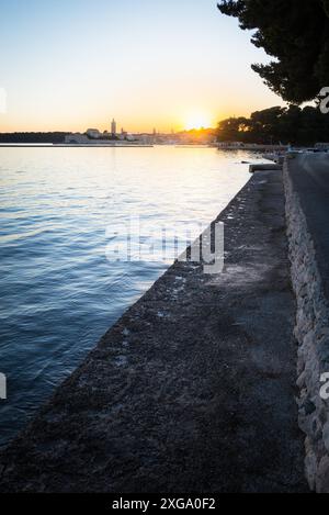 Rab Sonnenuntergang am Strand Maulwurf an der Bucht von banjol in ...