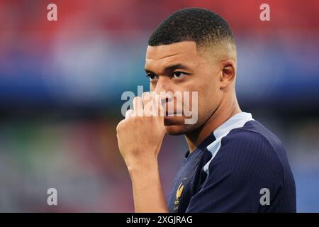 Frankreichs Kylian Mbappe berührt seine Nase vor der UEFA Euro 2024 ...