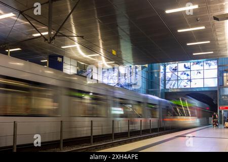 Düsseldorf: U-Bahn-Station Schadowstraße der Stadtbahn Wehrhahn-Linie ...