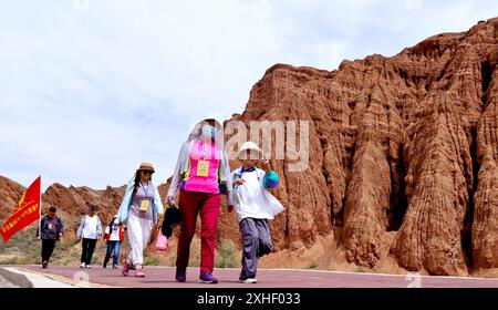 ZHANGYE, CHINA - 13. JULI 2024 - Fotografen und Trekker nehmen an einer Wander- und ...