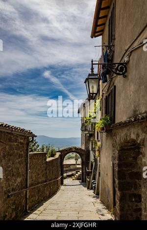 Ein Blick auf das antike mittelalterliche Dorf Montefiascone, Viterbo ...