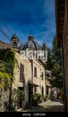 Ein Blick auf das antike mittelalterliche Dorf Montefiascone, Viterbo ...