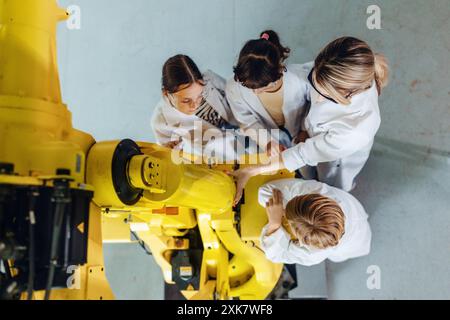 Exkursion in ein richtiges Robotik-Labor, um Kinder in der Robotik zu ...