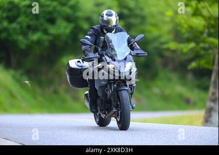 COL du Portillon, Frankreich: 20. Juli 2024: Biker auf seiner Yamaha R1 ...