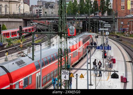 Passagiere auf Bahnsteig mit Hanse-Express-Zug am Zug 7 des Hamburger ...