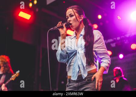 Sydregote, Färöer. Juli 2024. Die norwegische Sängerin Nelly Moar gibt ein Live-Konzert während ...