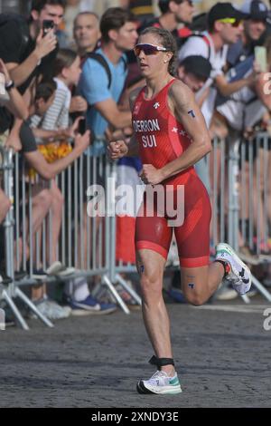 PARIS, FRANKREICH - JULI 31: Julie Derron aus der Schweiz feiert am 5 ...