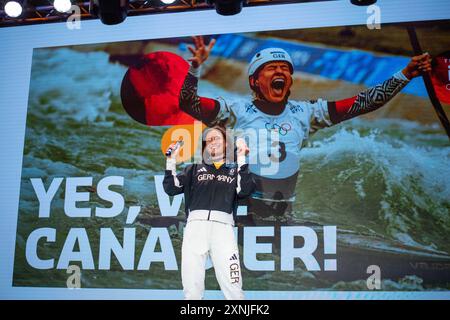 LILIK Elena (Deutschland) wird für ihre Silbermedaille im Canadier ...